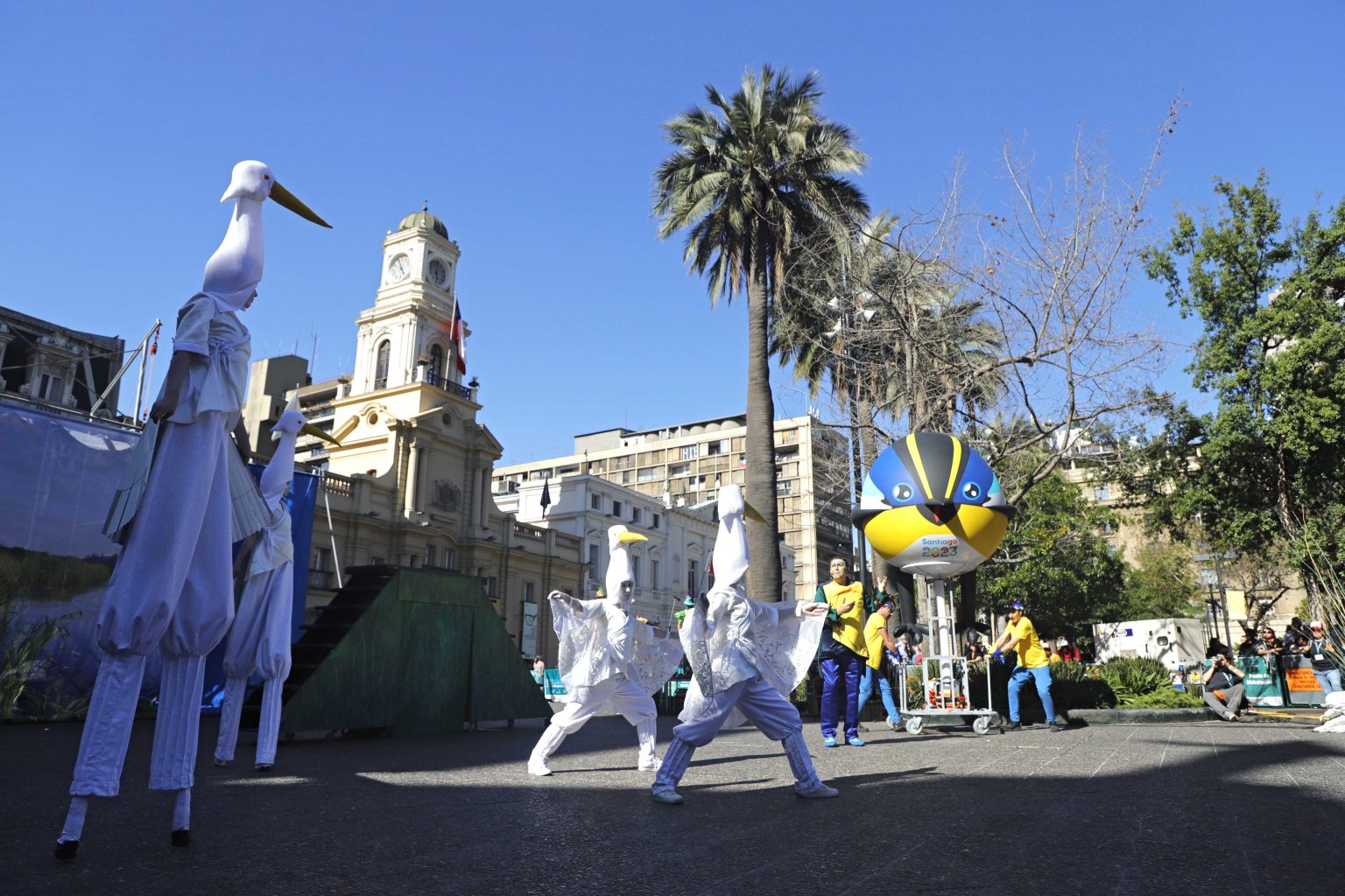 FIU, la famosa mascota de Santiago 2023, recorrió las calles de ...